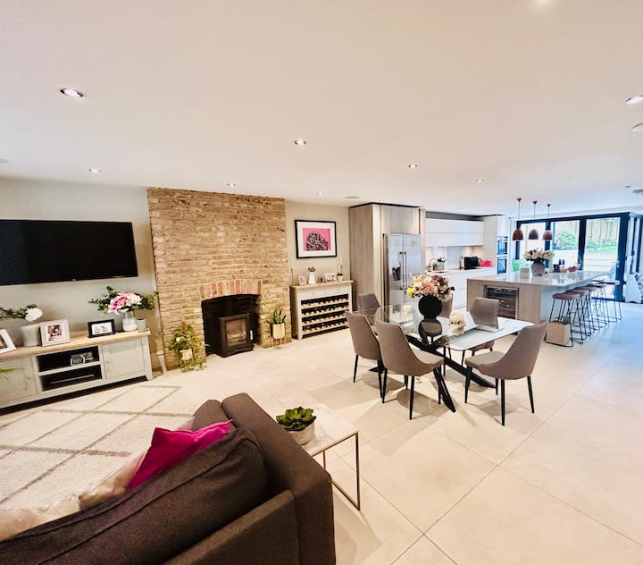 Stunning 5-bedroom Family Home In Teddington - Hounslow