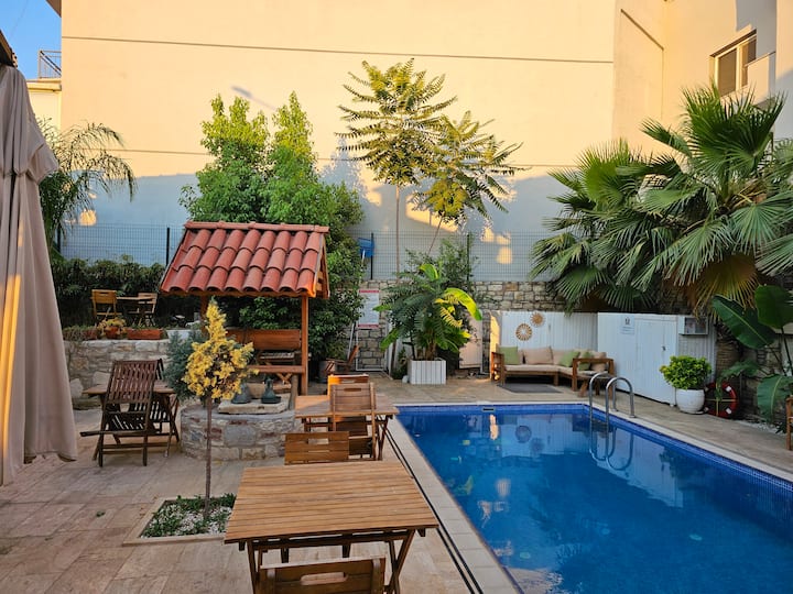 Urla'da Cumbalı Otel Odası - Urla