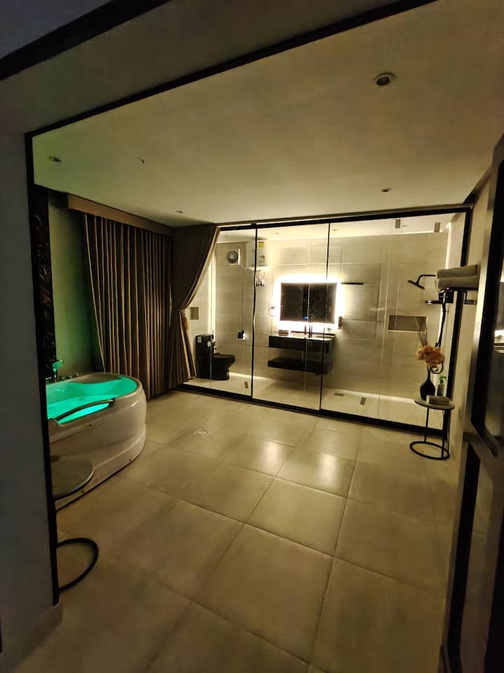 Luxury Near Haram W/ Jaccuzi Vip/umrah Honeymoon - Medina, Saudi Arabia