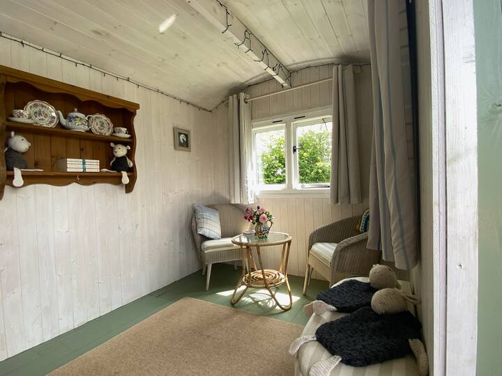 Unplug & Rewild Off-grid Shepherds Hut - Worcestershire