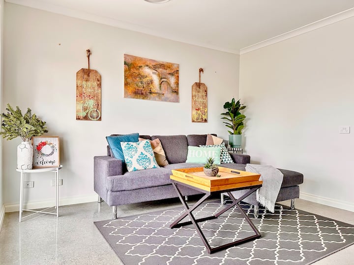Spacious Character Home| 4 Beds & Private Backyard - Mindarie