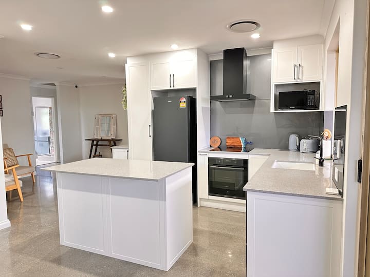 Spacious 4-bedroom Home| Large Private Backyard - 준달럽
