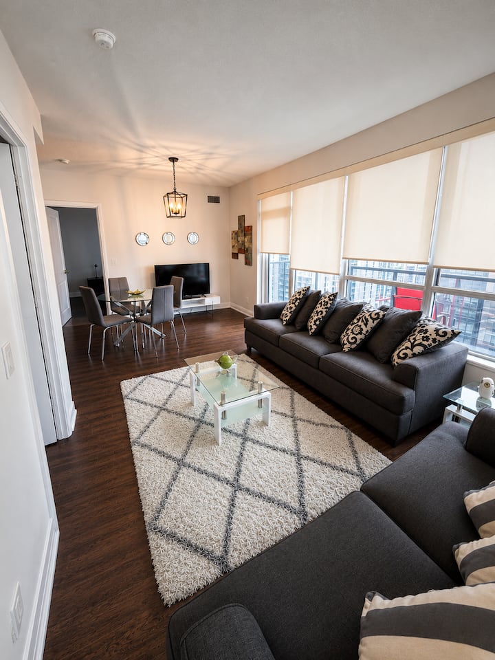 Luxury 2br + Den | Hallmark Centre | Parking - Toronto