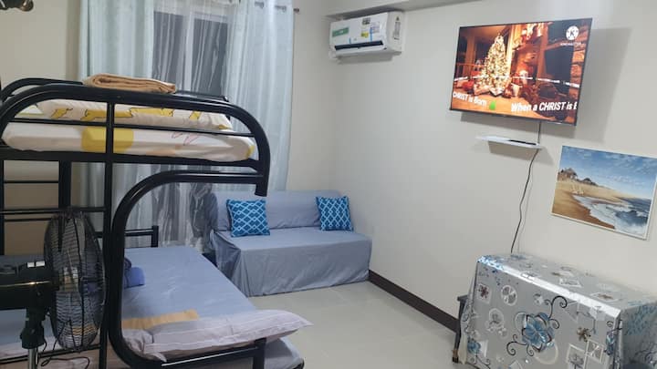 Cozyunit Retreat: Pool, Beach & Airport Nearby - 