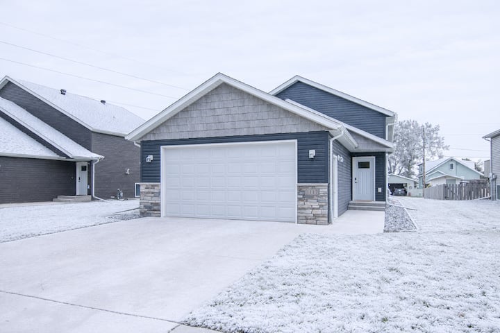 3br I Kings X 3, 5 Min To Fargodome, Pack N Play - Fargo, ND