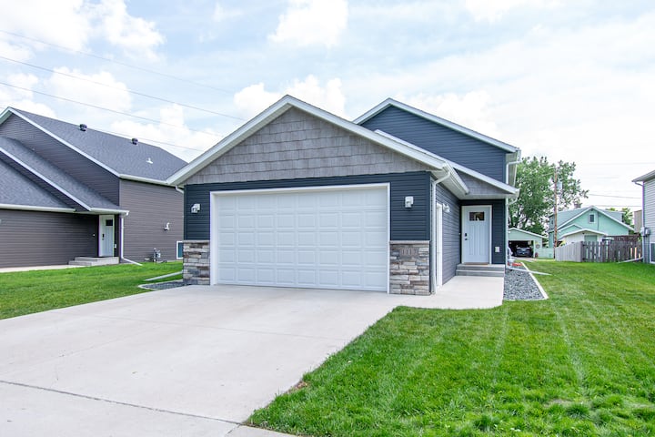 3br I Kings X 3, 5 Min To Fargodome, Pack N Play - Fargo, ND