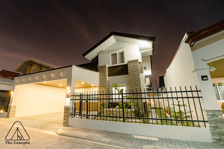 The Canopée — Modern & Cozy 4br Staycation Home - Bacolor