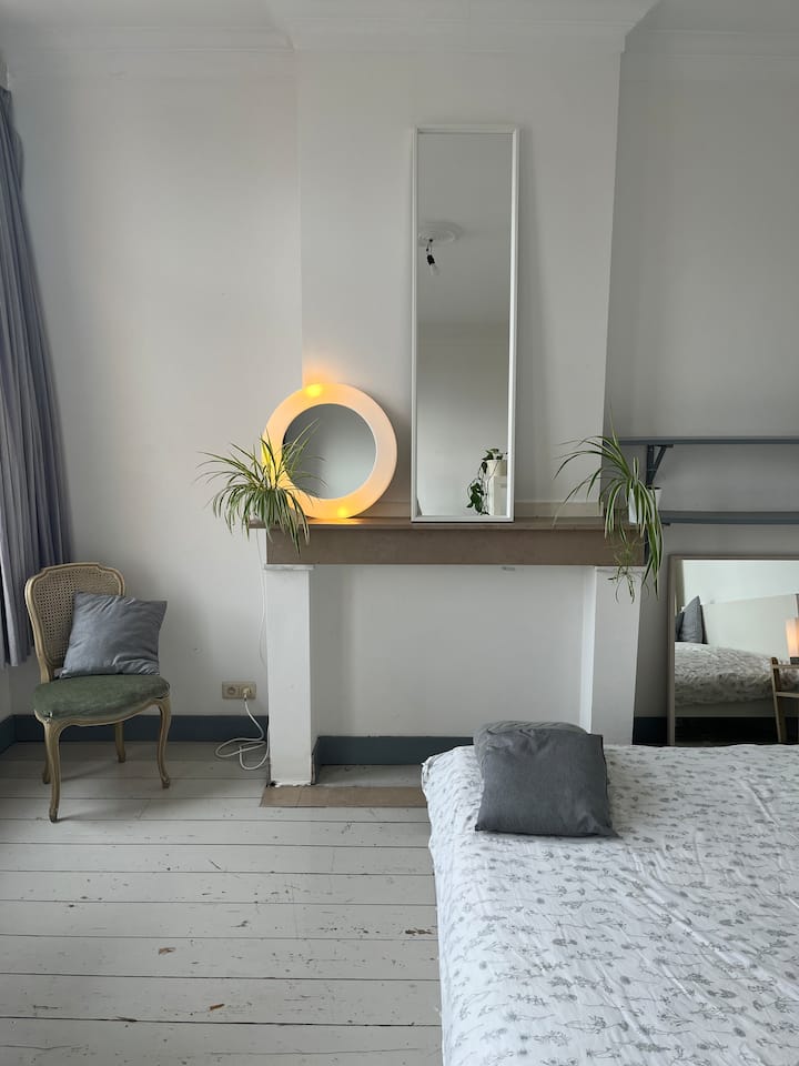 Writer’s Residence, Est. 1912 —‘Pale Room’ - Anvers