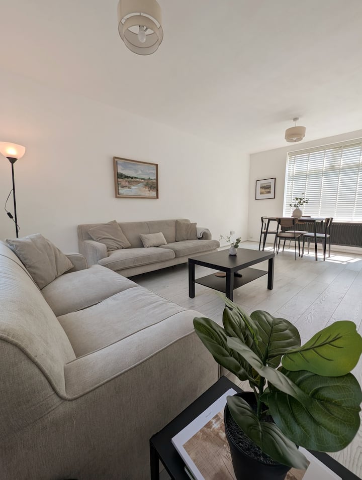 Calm & Contemporary 2 Bed House With Park View - Altrincham