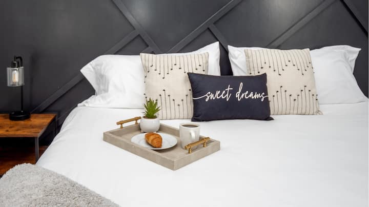 Jennifer's Stylish & Modern Broadway Getaway - Providence, RI