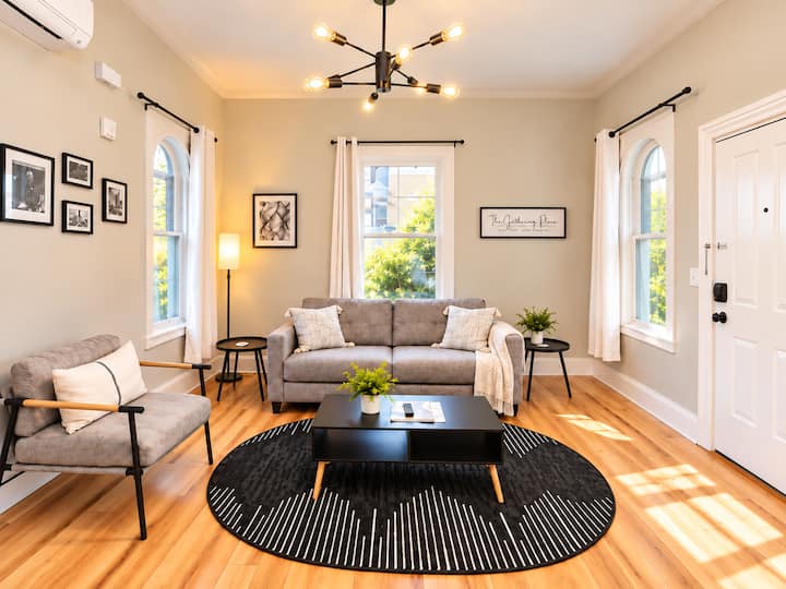 Jennifer's Stylish & Modern Broadway Getaway - Rhode Island