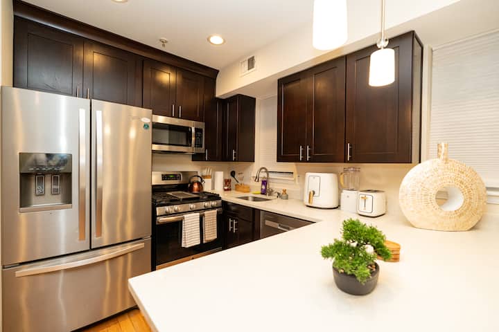 Near Capitol Hill 2 Bdrm 1.5 Bath W/ Free Parking - Capitol Hill, DC