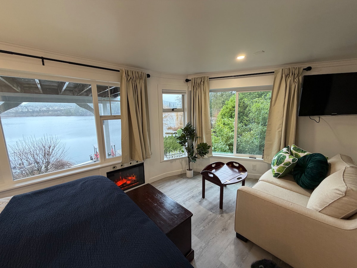 Lakeside Suite for Family Fun, Langford Lake - Guest suites for Rent in ...