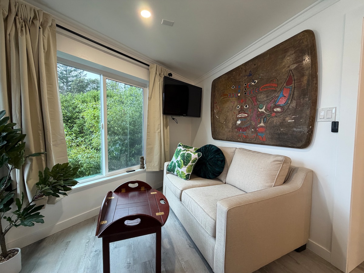 Lakeside Suite for Family Fun, Langford Lake - Guest suites for Rent in ...