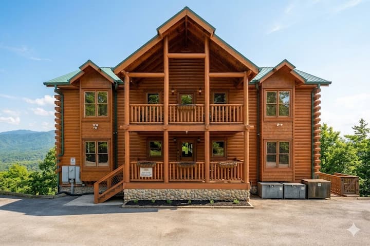 Massive 12br Lodge W/ Views, Hot Tubs & Game Room - Townsend, TN