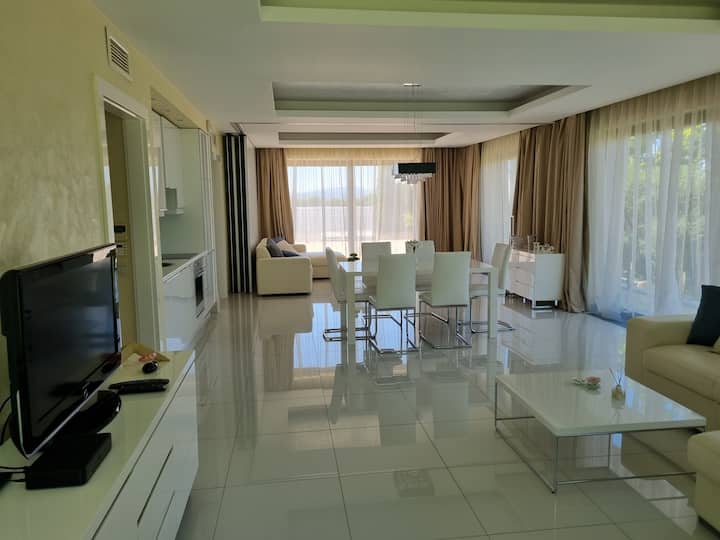 Miami Villa Family - Esztergom