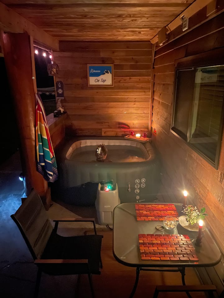 Knotty By Nature Basement Suite - Hope