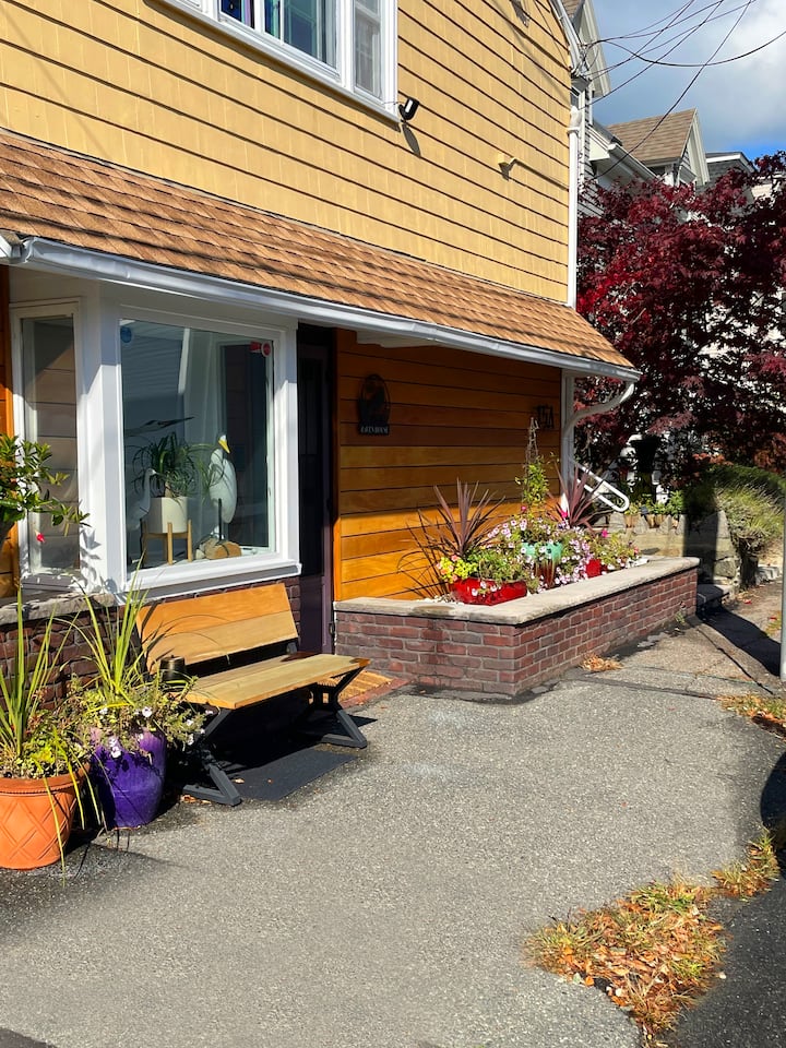 Raven House In Seaside Marblehead - Marblehead, MA