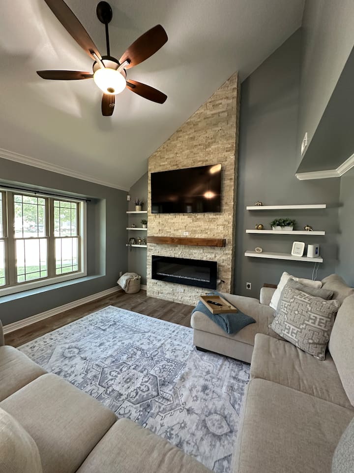 Luxury Lawrence Haven - Lawrence, KS