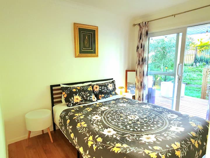 Sherwood Forest Garden View • Peaceful Cosy Room - Tauranga