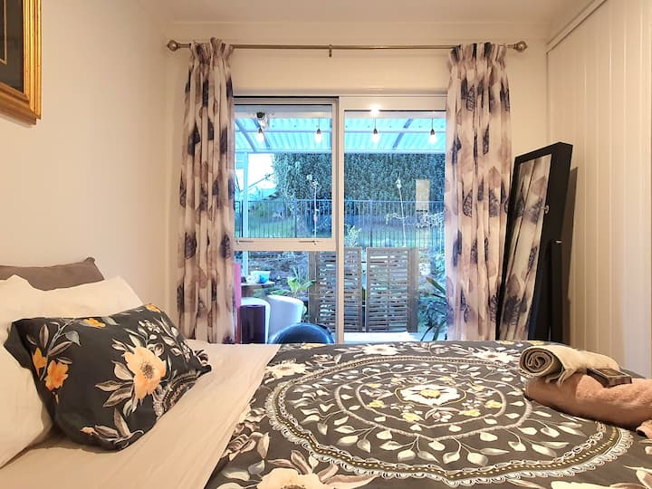 Sherwood Forest Garden View • Peaceful Cosy Room - タウランガ