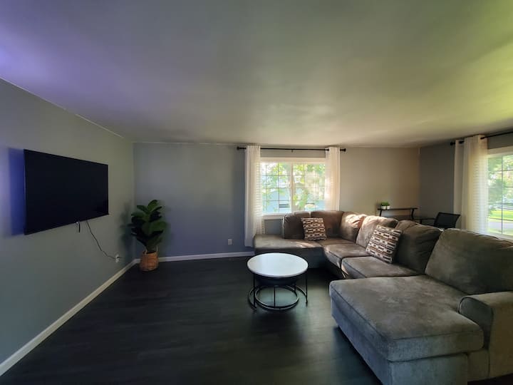 Quiet 3br/2ba Near Mall, Shopping Centers, & I-94 - Altoona, WI