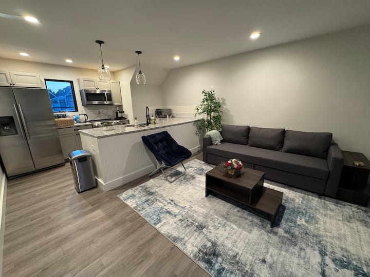 Carriage House
1 Bedroom Apt With Private Garage - Meridian-Kessler, IN