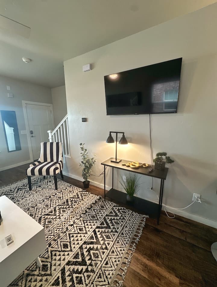 Chic Furnished 3br Near Uco & Downtown Edmond - Edmond, OK