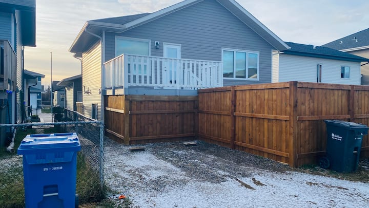 Red Deer Stay- 2br Private Suite - Red Deer