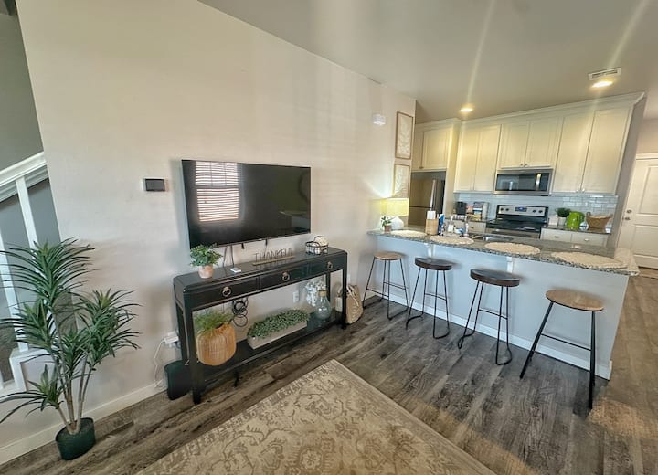 Furnished 2br Townhome Near Downtown Edmond - Edmond, OK