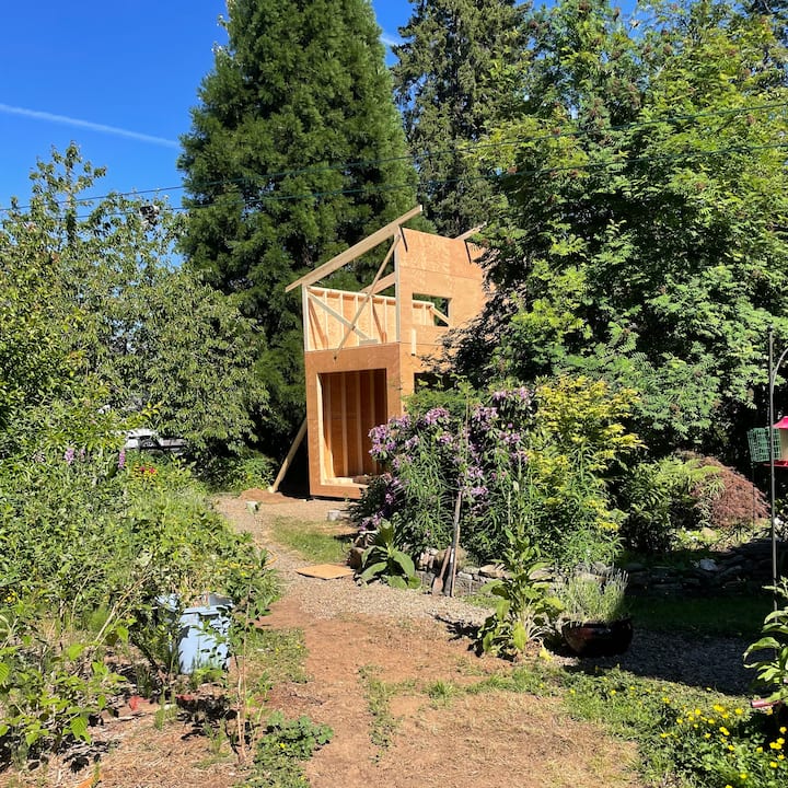 Tiny Garden Suite - Cumberland, BC, Canada