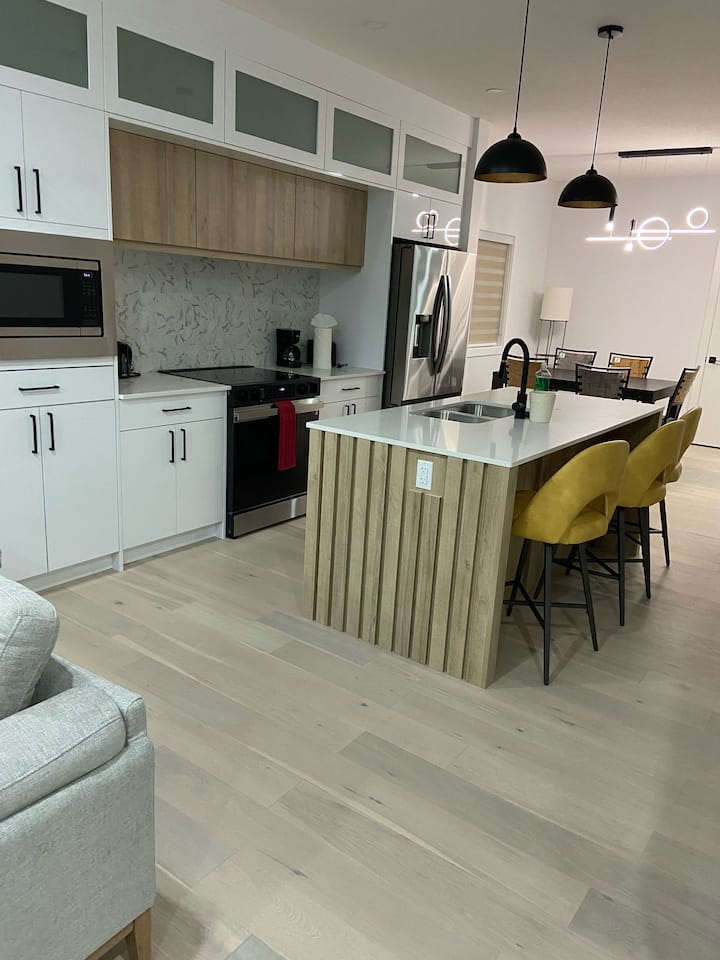 Stylish 4 Bedroom 2.5 Bathroom - Edmonton