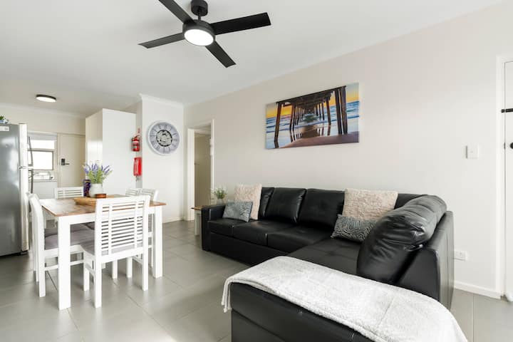 Seaside Suite Steps From Shore + Arcade & Balcony - Adelaide