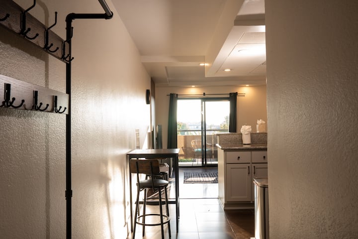 The Coastal Nook - Carson, CA