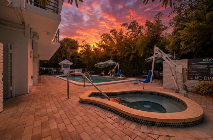 *Boca Loca ~Steps To Beach~pool/hot Tub~sleeps 6 - Highland Beach, FL
