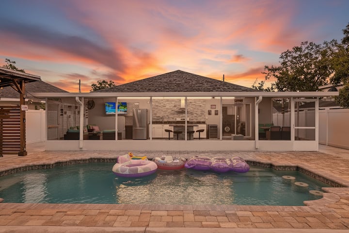 Heated Pool Tiki Bar | Sleeps 12 | Near Airport - Tampa, FL