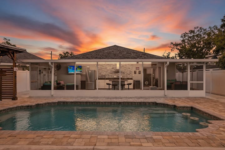 Heated Pool Tiki Bar | Sleeps 12 | Near Airport - Tampa, FL