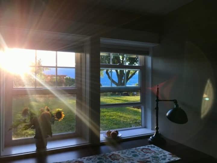 Garden Suite, King Bed, Quiet. - Summerland