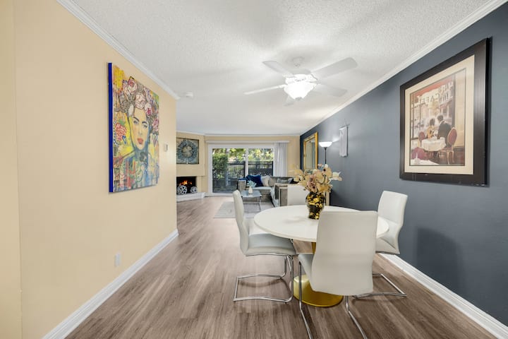 Large Townhome Located At Fashion Island Newport - Santa Ana, CA