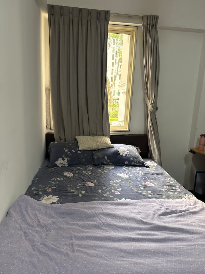 Cozy Bedroom With Queen Size Bed- Females Only - Singapore