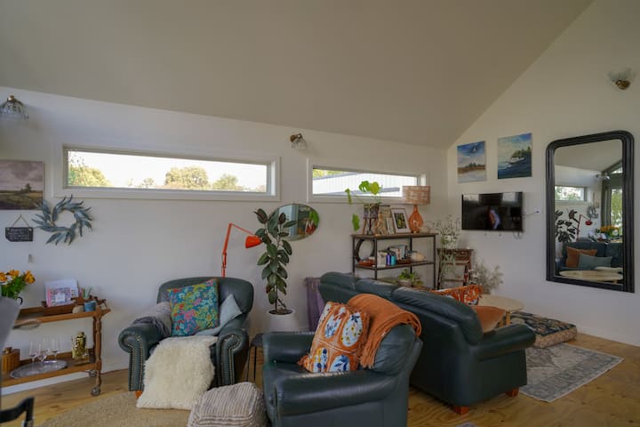 River Edge Cabin 
A Cosy Peaceful Haven - Tamar Valley
