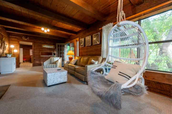 New! Updated Log Cabin! Hot Tub. Private Deck. - Eureka Springs, AR