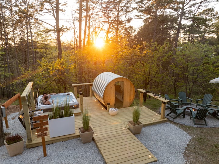 New! Updated Log Cabin! Hot Tub. Private Deck. - Eureka Springs, AR