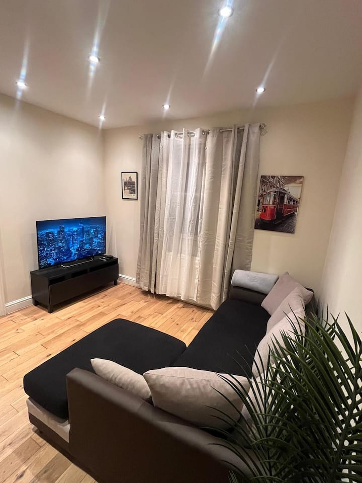 3 Bed Flat + Private Garden! Fast City Access! - Central London