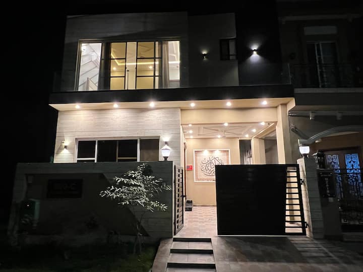 Roshan-villa |3bhk| Ac| Netflix|dha-9| Park|lahore - Lahore