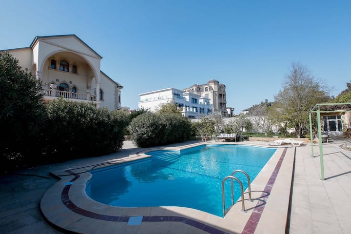Mərkəzdə Hovuzlu Villa - Baku