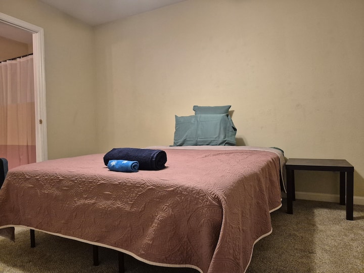 Lovely Room W/ Walk In Closet! - Tallahassee, FL