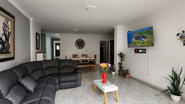 Amplio Cerca Al Estadio: Con Jardín, Café Y Gym - Antioquia