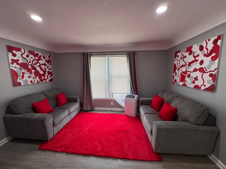 Grosse Pointe- Adventure Ready Duplex Near Park - Grosse Pointe, MI