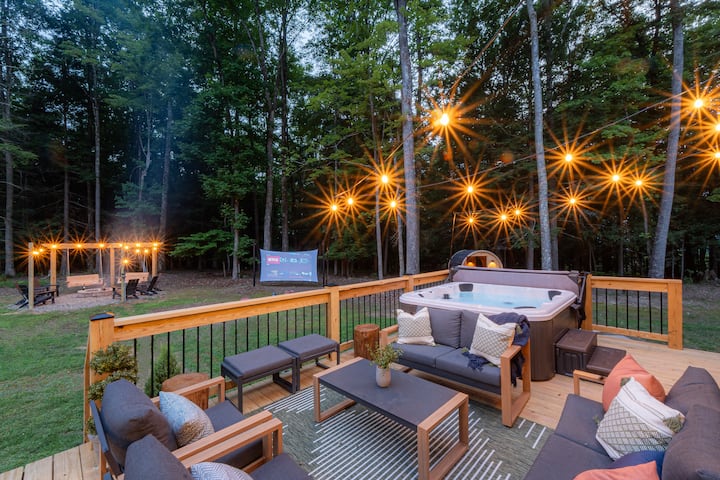 Twin Oaks Lodge | 4 Kings, Sauna & Epic Game Room - Summersville, WV